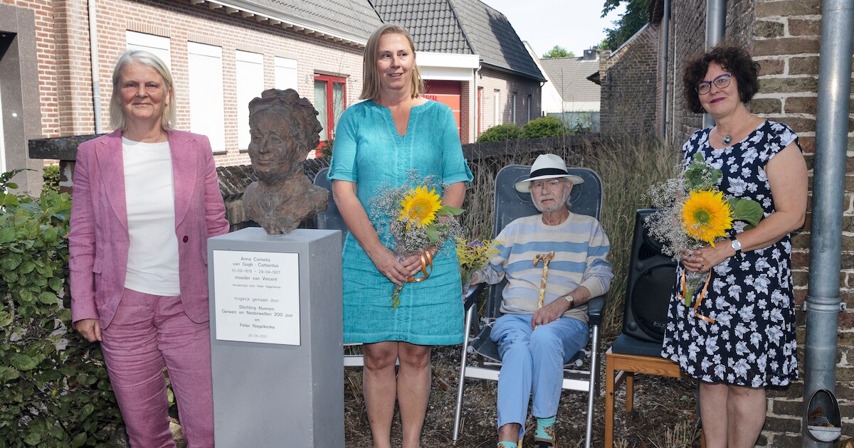 Buste Vincents moeder in voortuin Van Goghhuis eindelijk onthuld ...