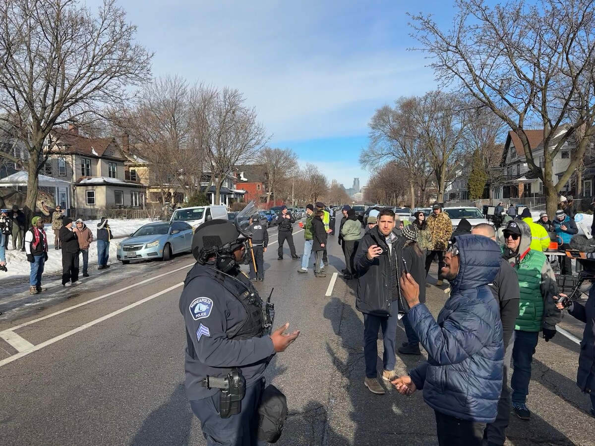 Roman zag ICE-agenten lachen na dood van Renee Good: ‘Alsof ze een zak ...