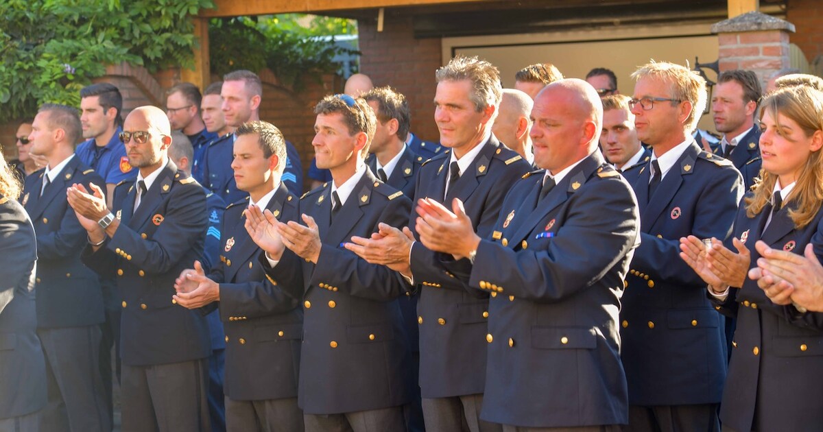 Brandweermensen brengen emotionele groet aan ernstig zieke collega (28 ...