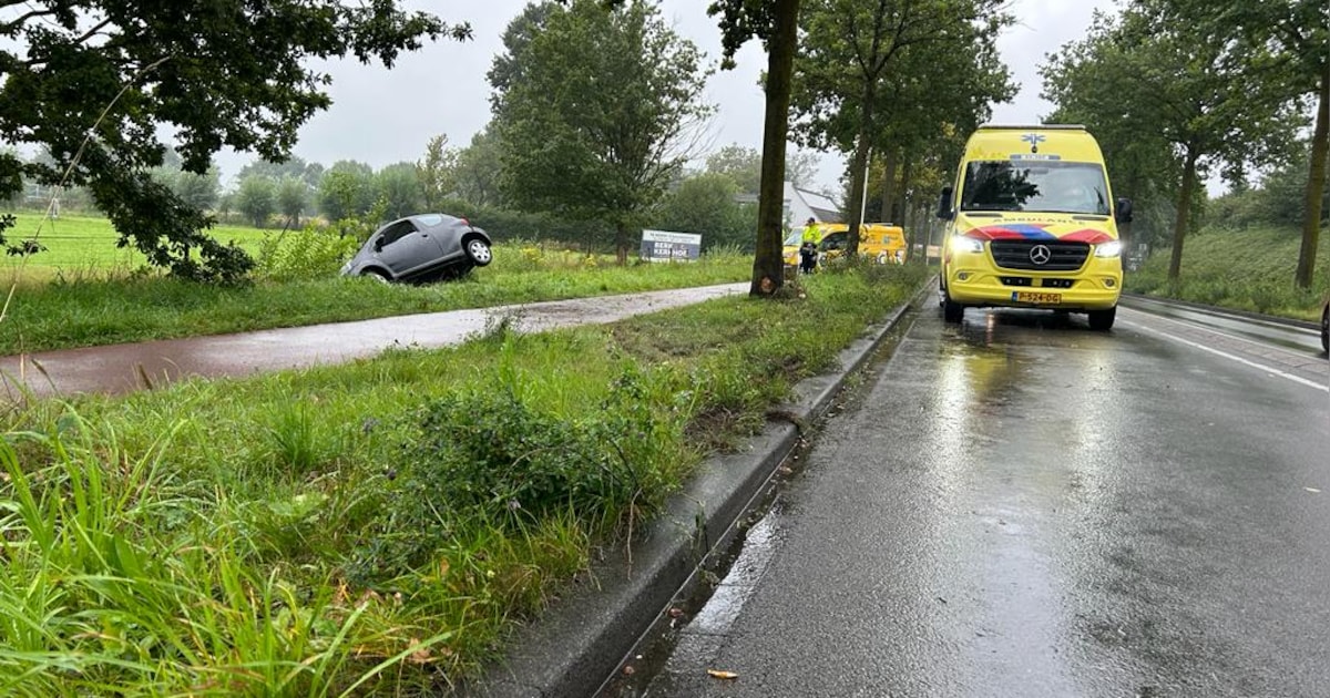 Auto raakt van weg en belandt schuin in sloot in Best, bestuurder klimt ...