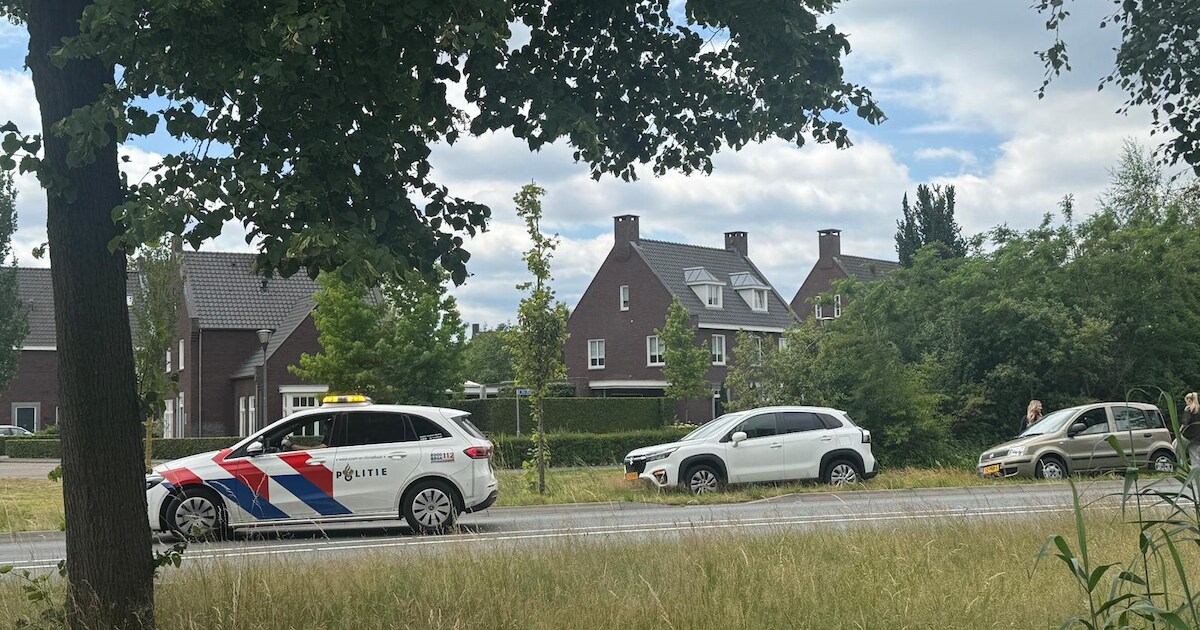 Auto’s botsen op elkaar in Beek en Donk, bestuurder nagekeken in ...