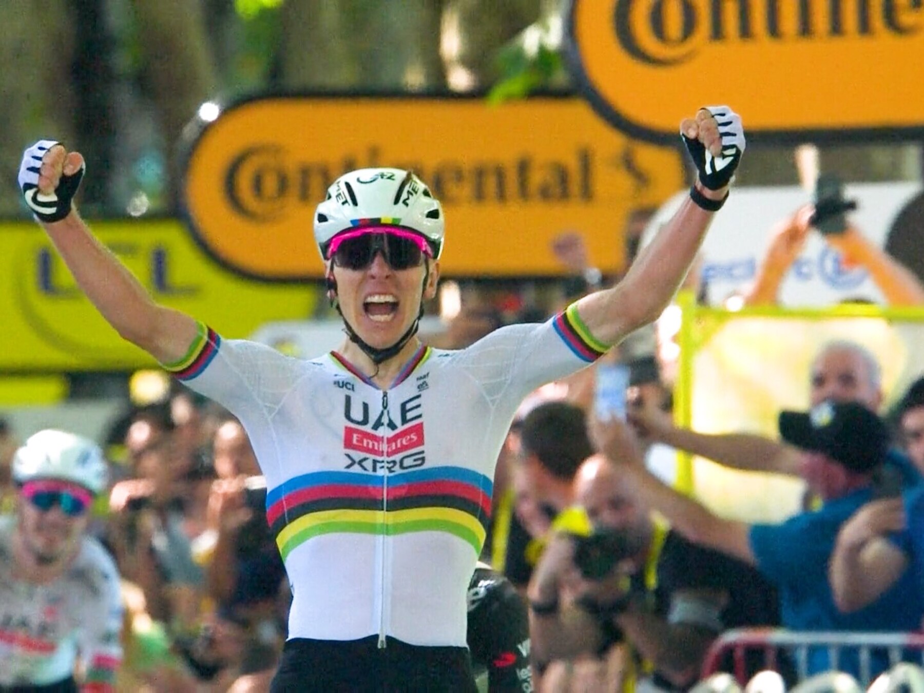 Jordi (31) begon bij de lokale omroep in Helmond en is nu één van de ...