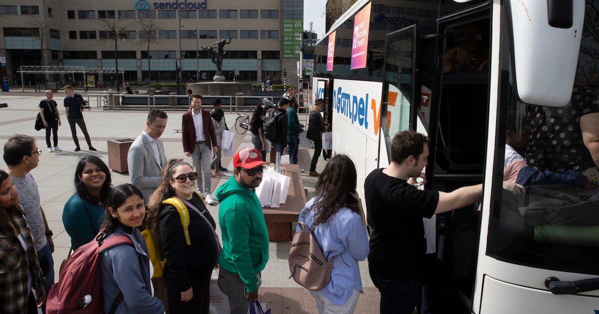 Met de bus op zoek naar een woning: expats maken tour door Eindhoven en ...