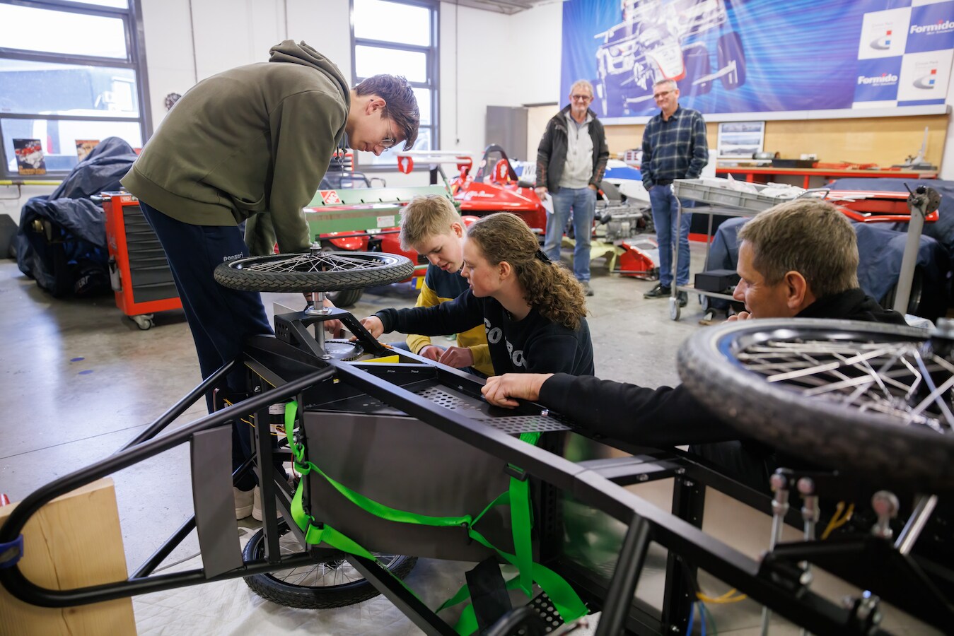 Ilse, Stan en Ruben bouwen hun eigen energiezuinige kart, waarmee ze ...