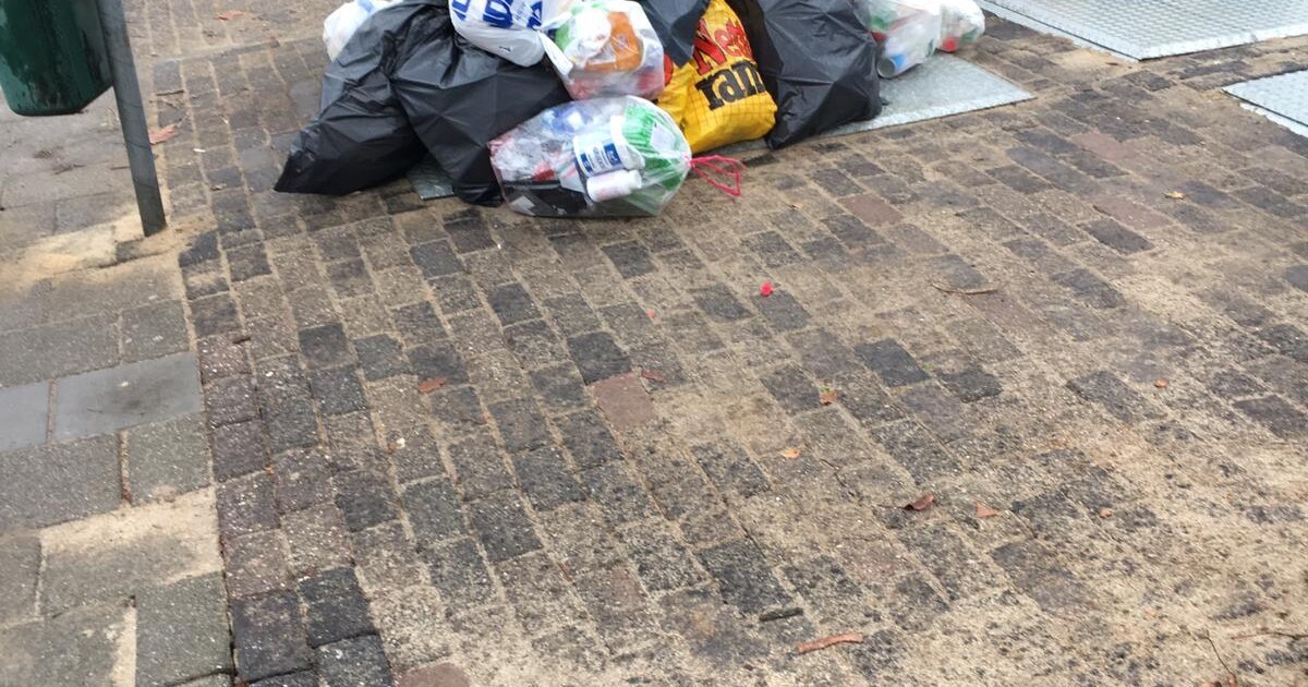 Illegaal afval bij nieuwe ondergrondse afvalcontainers in Dommelen: ‘We doen het stiekem zelf ...