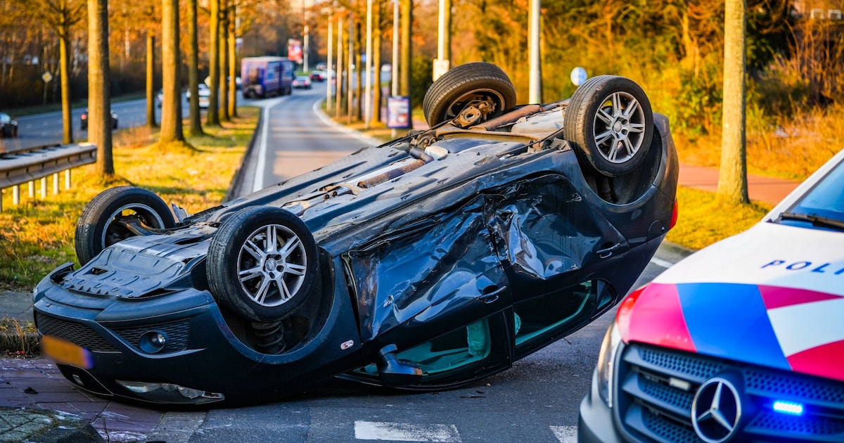 Auto gaat over de kop bij botsing in Eindhoven, verkeersopstopping bij ...