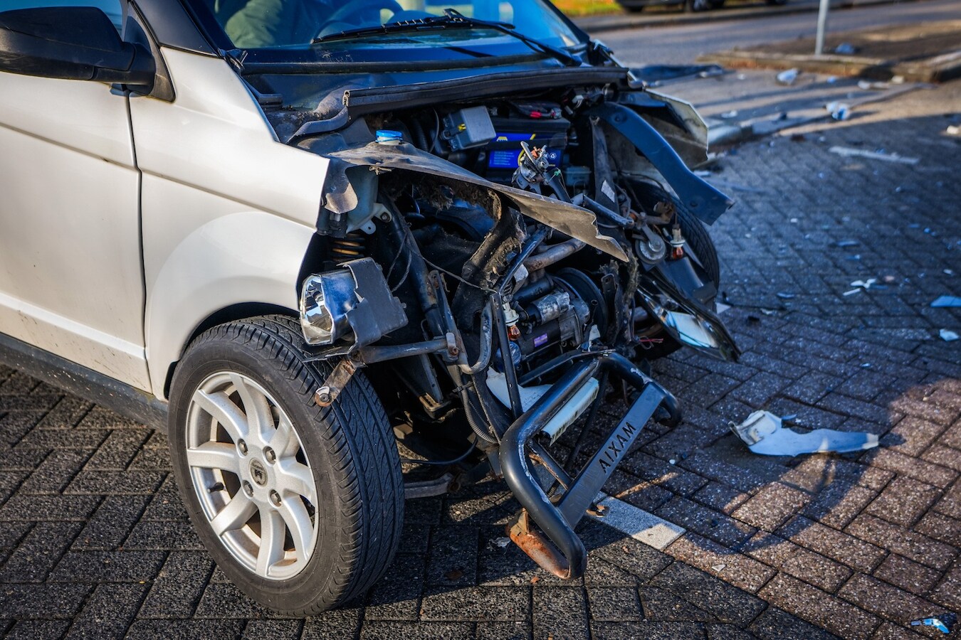 Auto op zijn kant na aanrijding op kruising in Eindhoven | Foto | ed.nl