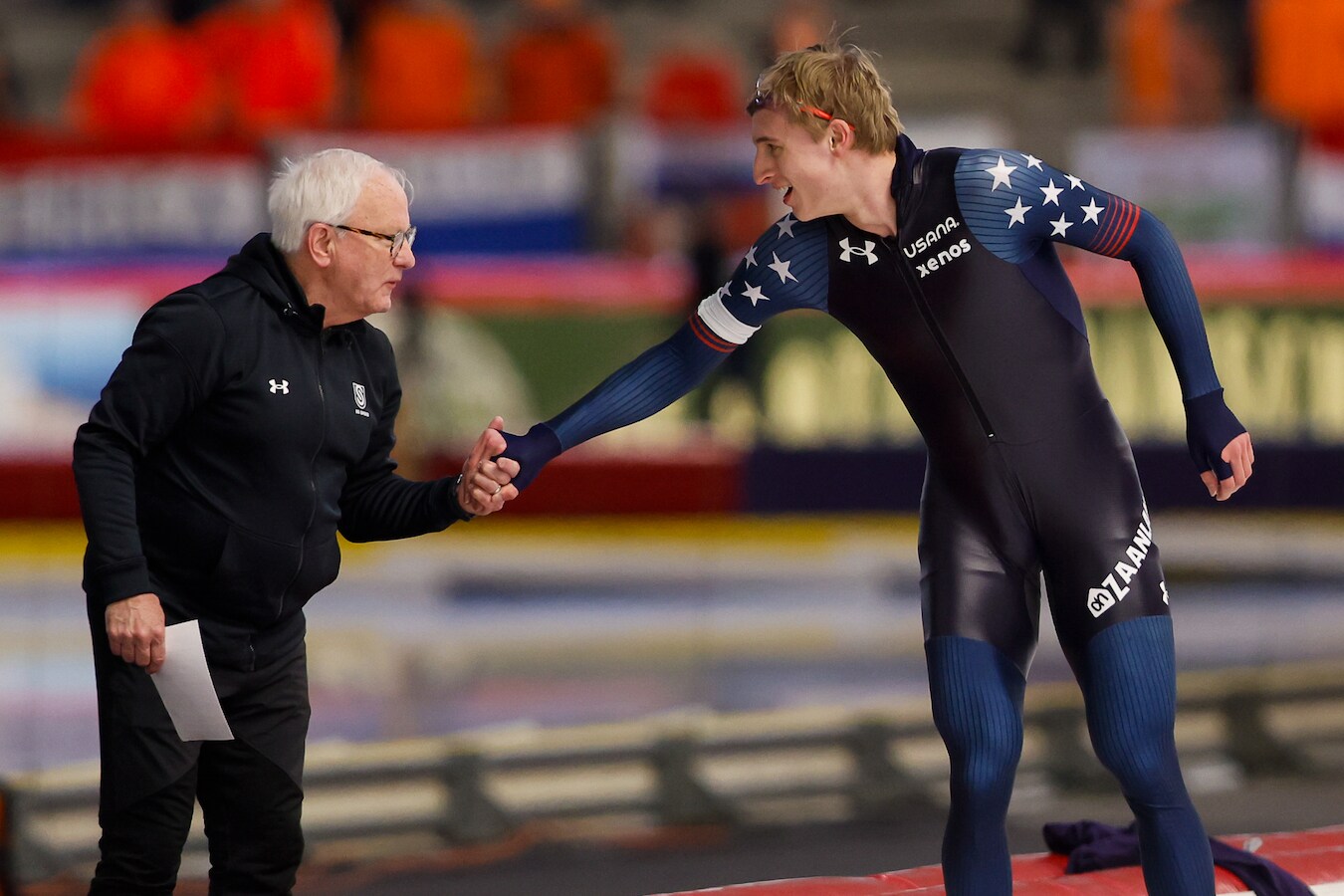 Deze 74-jarige ‘opa’ is de succescoach achter schaatsfenomeen Jordan ...