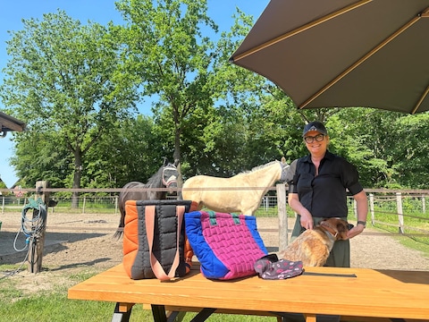Paardendekens en zadeldekjes niet meer bij het vuilnis; Sigrid uit ...