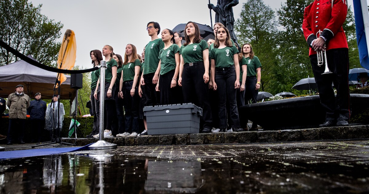 Alleen de regendruppels ‘verstoren’ de twee minuten stilte in Helmond ...