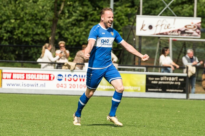 Bonusspeler is met magistrale vrije trap reddende engel voor De Valk ...