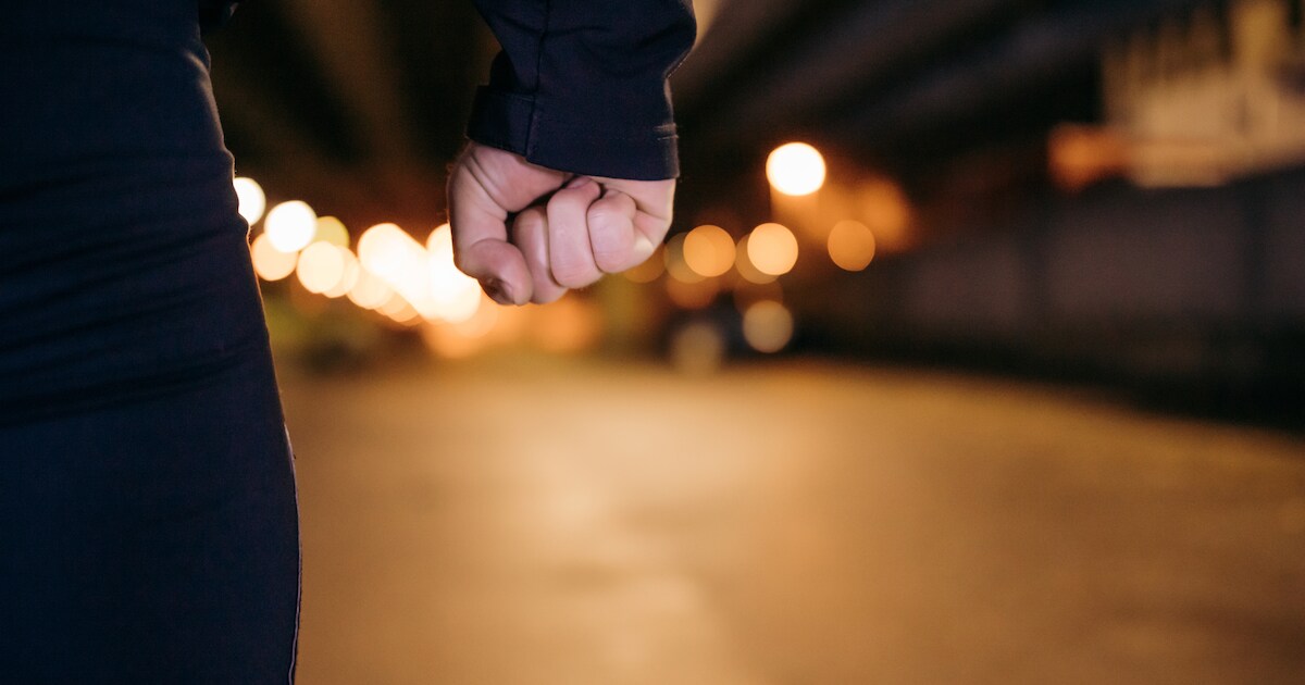 Oudere man komt ten val bij beroving in Best en raakt bewusteloos ...