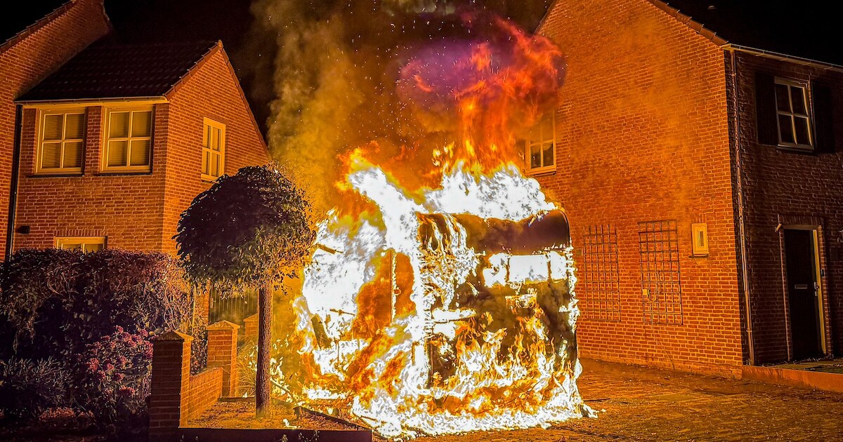 Caravan vliegt in brand in Gemert, bewoners beginnen zelf met blussen ...