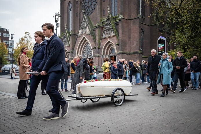 Emotioneel afscheid van verongelukte Guusje uit Eindhoven: ‘Meisjes van ...