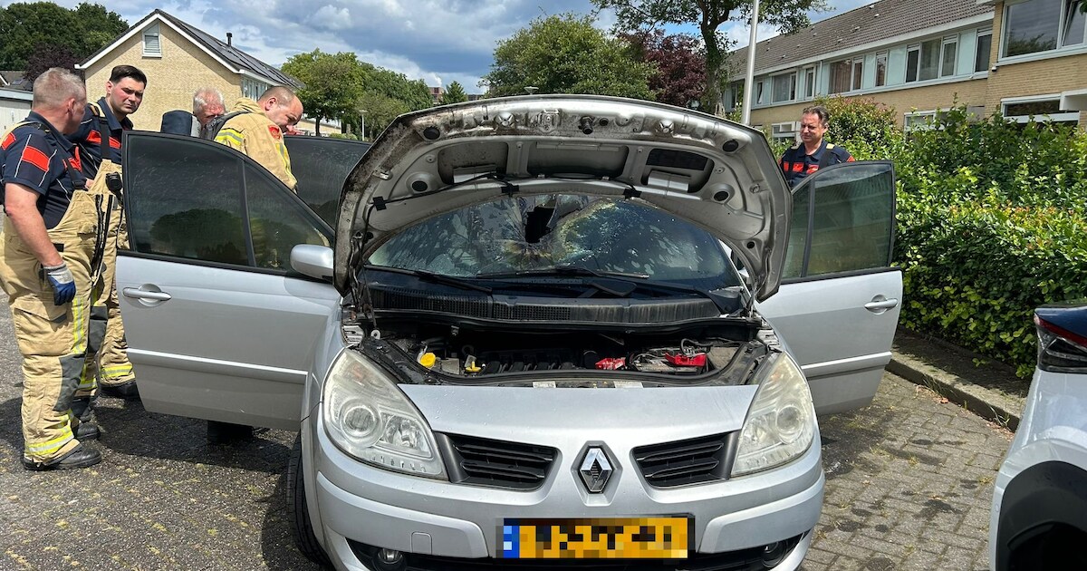 Auto staat klaar om gesloopt te worden, dan komt er ineens rook onder ...