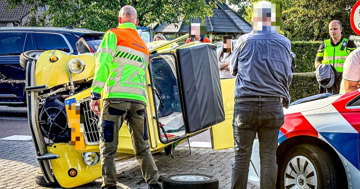 Klassieke Citroën belandt op zijkant na botsing met andere auto in ...