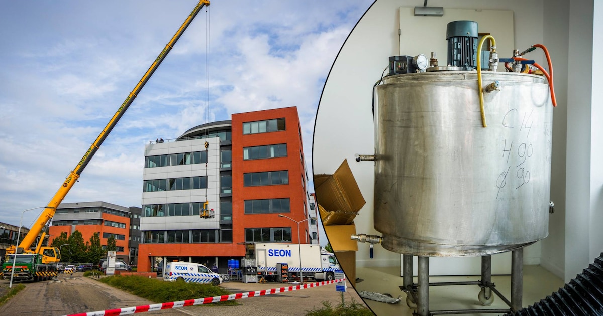 Drugslab in Best ontruimd met bouwkraan, nog onduidelijk hoe spullen op ...