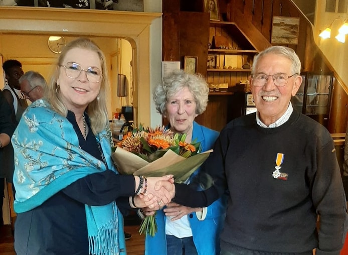 Lintje voor Jan Aarts (83) uit Nuenen, die na 30 jaar stopt als ...