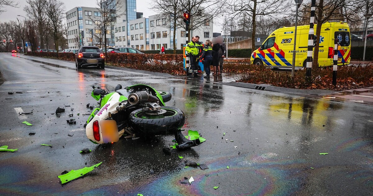 Motorrijder botst achterop auto en raakt gewond in Eindhoven, weg bezaaid met brokstukken ...