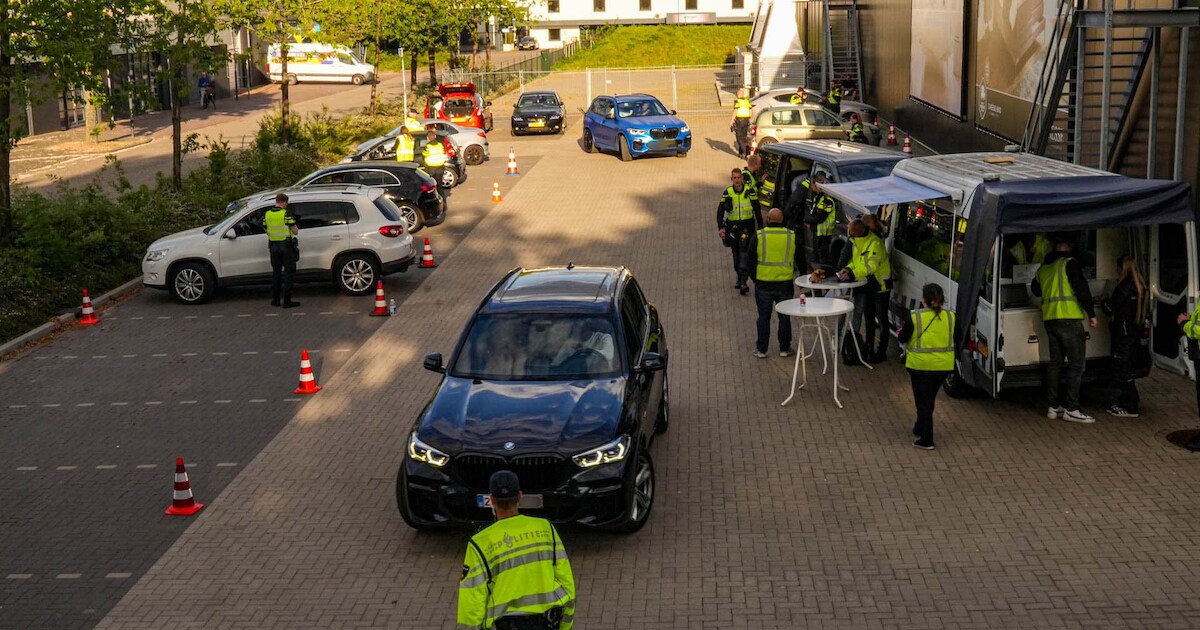 Snelheidsduivel die met 110 kilometer per uur over 50-weg scheurt in ...