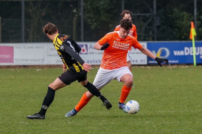 Trefzekere spits Diego (19) treedt bij Budel in de voetsporen van pa ...