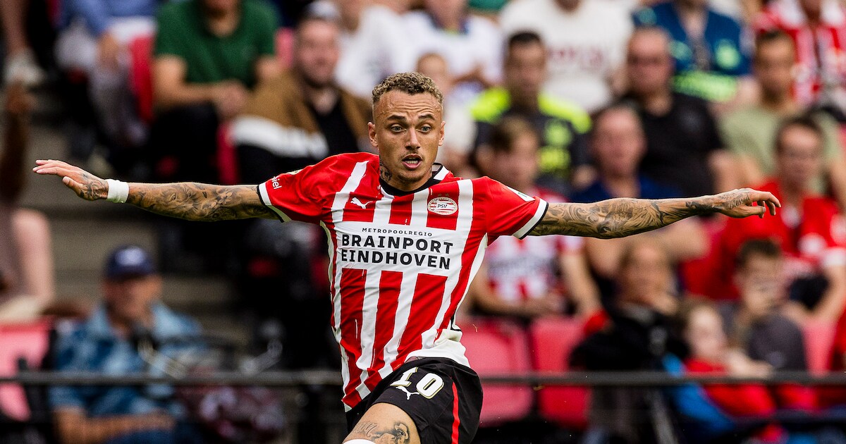 Noa Lang biedt bij PSV zijn excuses aan Luuk de Jong aan: ‘Zo praat je ...