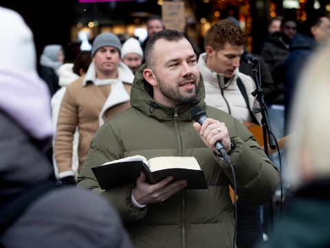 Nieuwe kerk van omstreden gebedsgenezer Tom de Wal opnieuw geweerd: ’t ...
