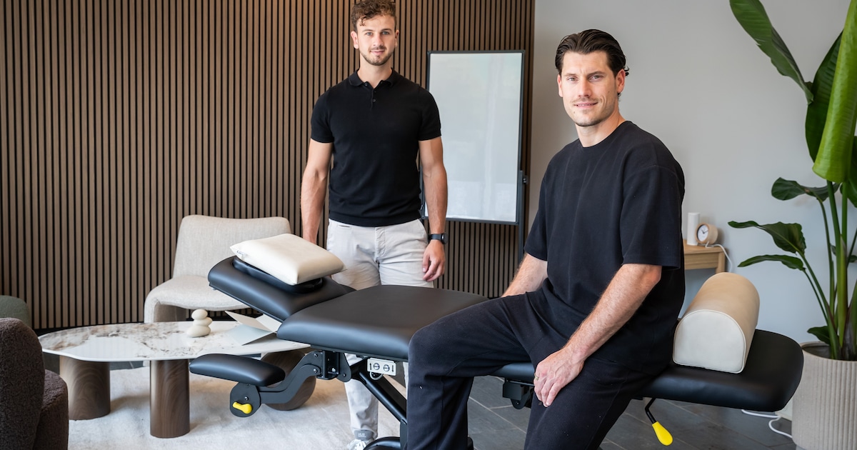 Dirk (25) en Thijs (34) gaan in hun fysiopraktijk ook de geest masseren ...