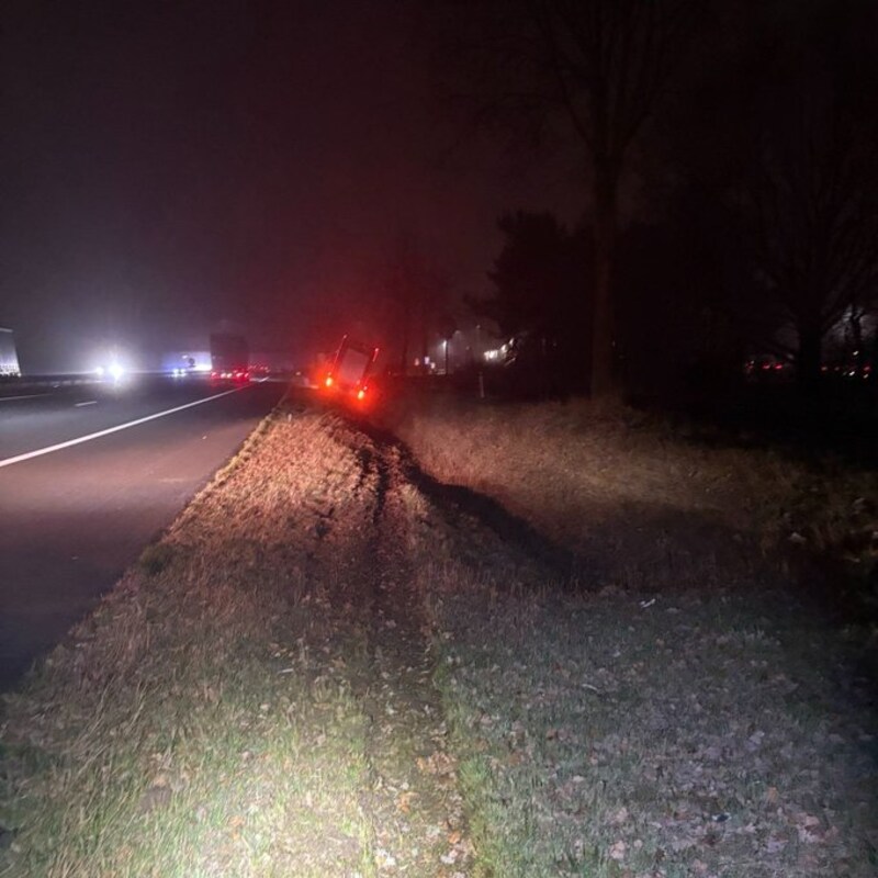 Vrachtwagen kantelt op de A2, file tussen Valkenswaard en Weert liep ...