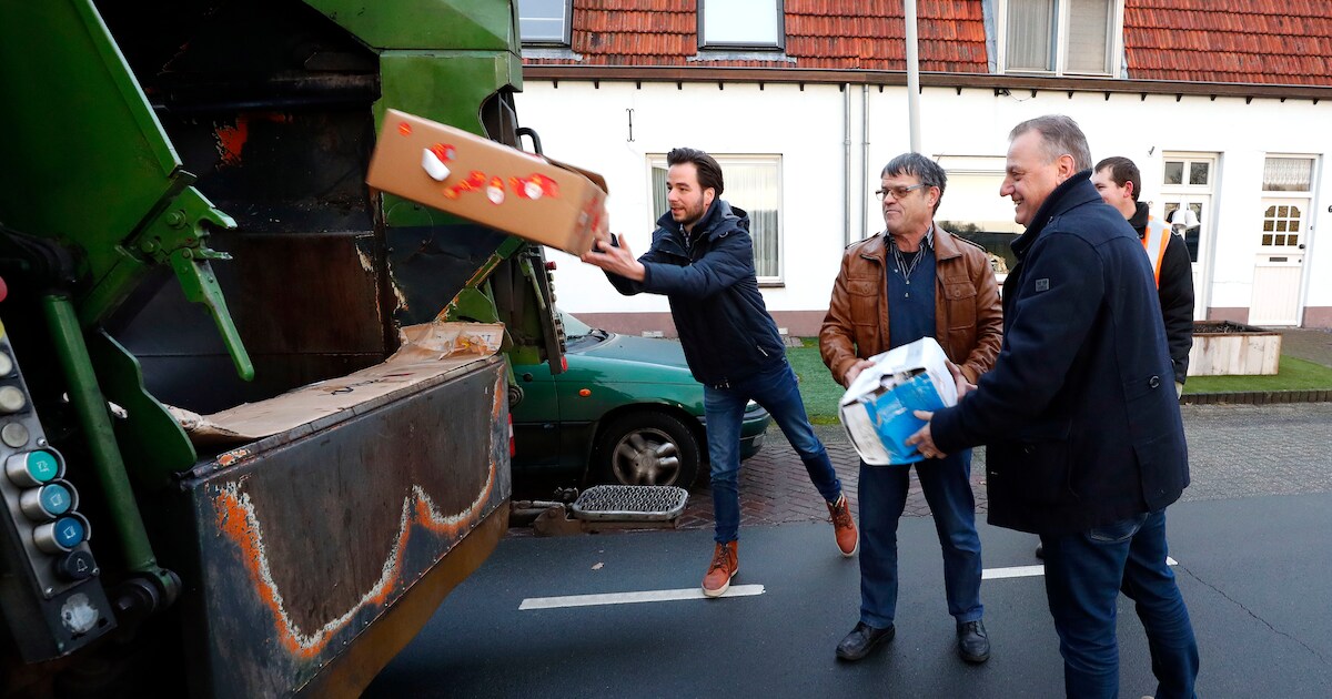 Oud papier-verzamelaars van Deurne koersen af op dalende inkomsten | De ...