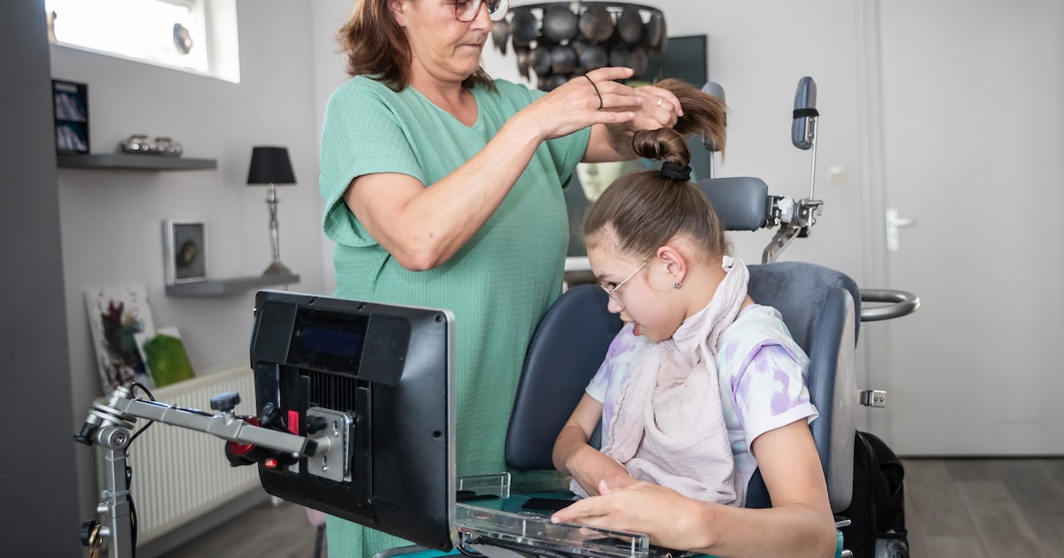 Oma Jolanda gaf haar baan op om voor zwaar gehandicapte Jade (14) te ...