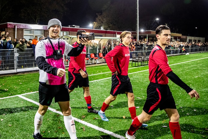 Enzo Knol vloggend op Eersels voetbalveld: ‘Supergaaf om de bekende ...