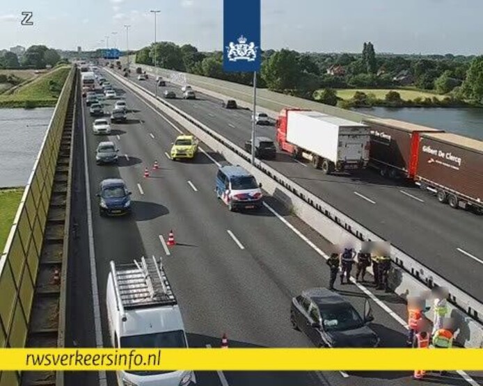 Ongeluk op A2 bij Empel zorgt voor lange file, twee rijstroken na takelen weer open | Den Bosch ...