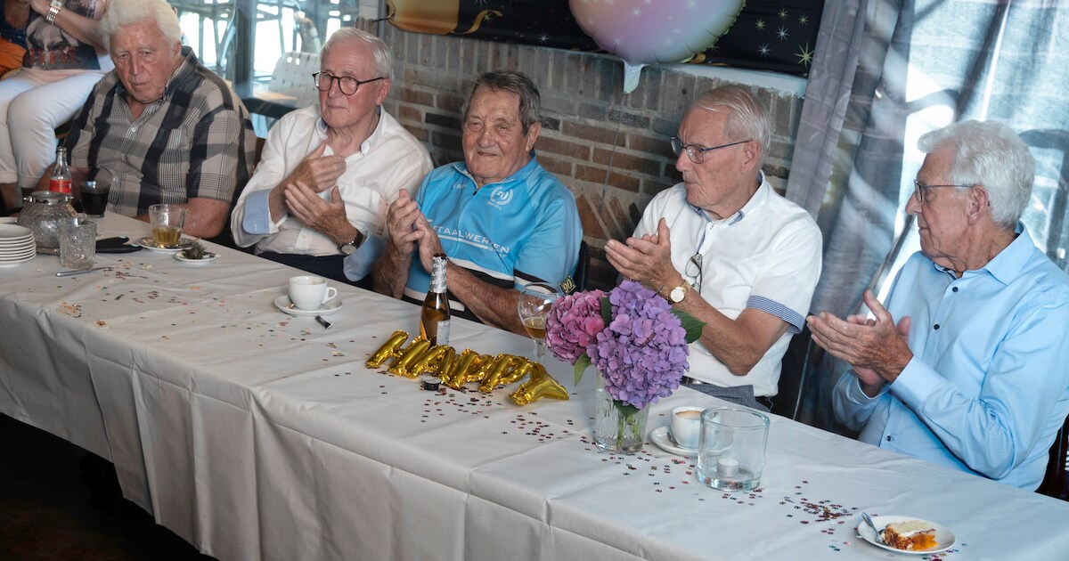 Oud-wielerprof Piet Damen krijgt hoog bezoek op zijn 90ste verjaardag ...