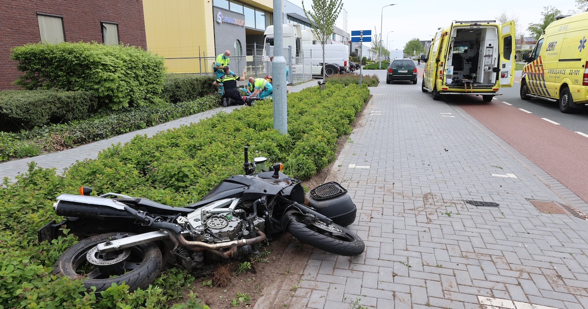 Automobilist (76) snapt niet hoe een motorrijder plots op zijn voorruit ...