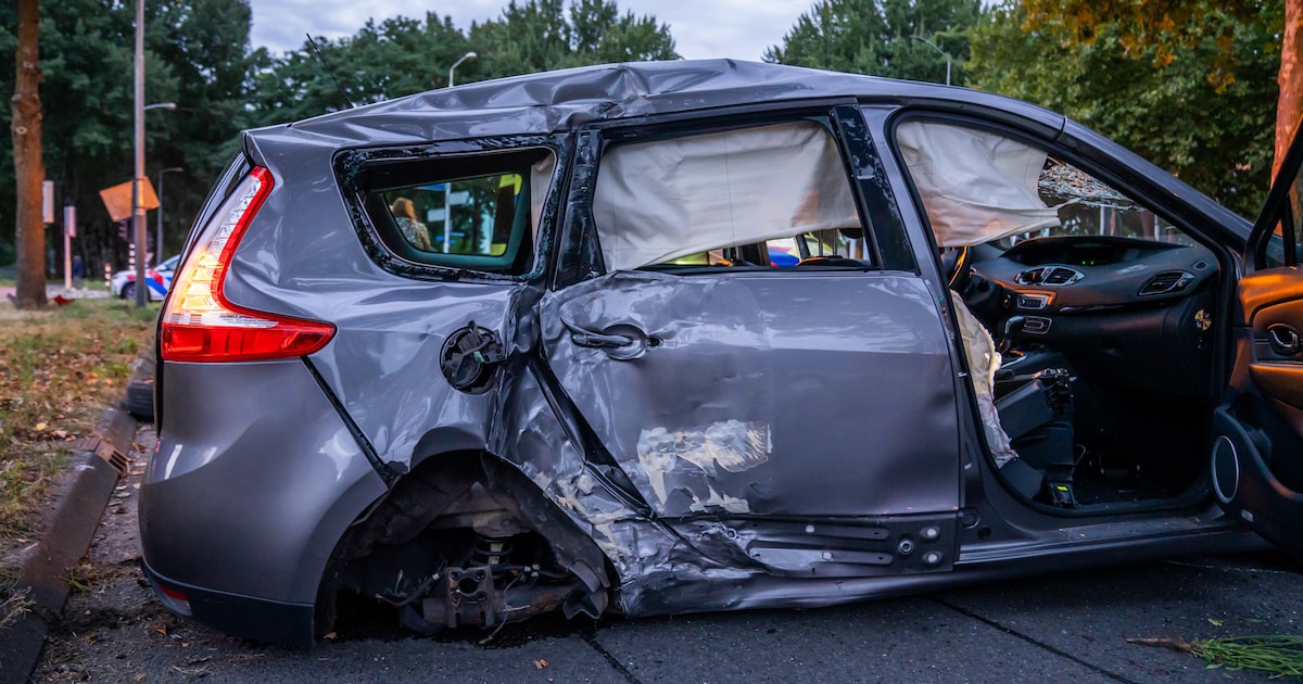 Auto in kreukels na botsing op kruising in Eindhoven | 112 nieuws ...