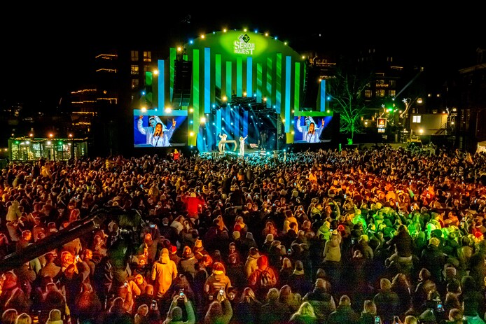 Menigte breekt bijna door hekken bij optreden Roxy Dekker bij Glazen ...