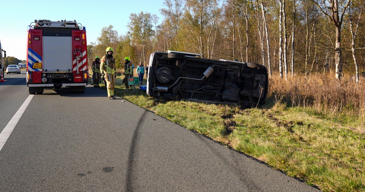 Bestelbus met Duitse muzikanten kantelt op A67, lang remspoor op de weg ...