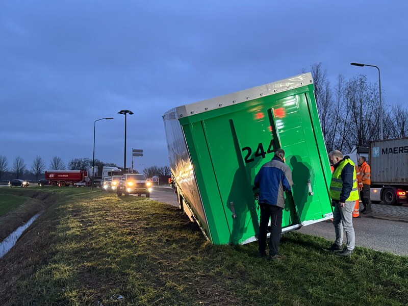Oplegger raakt los van vrachtwagen en belandt in de berm op N279 bij ...