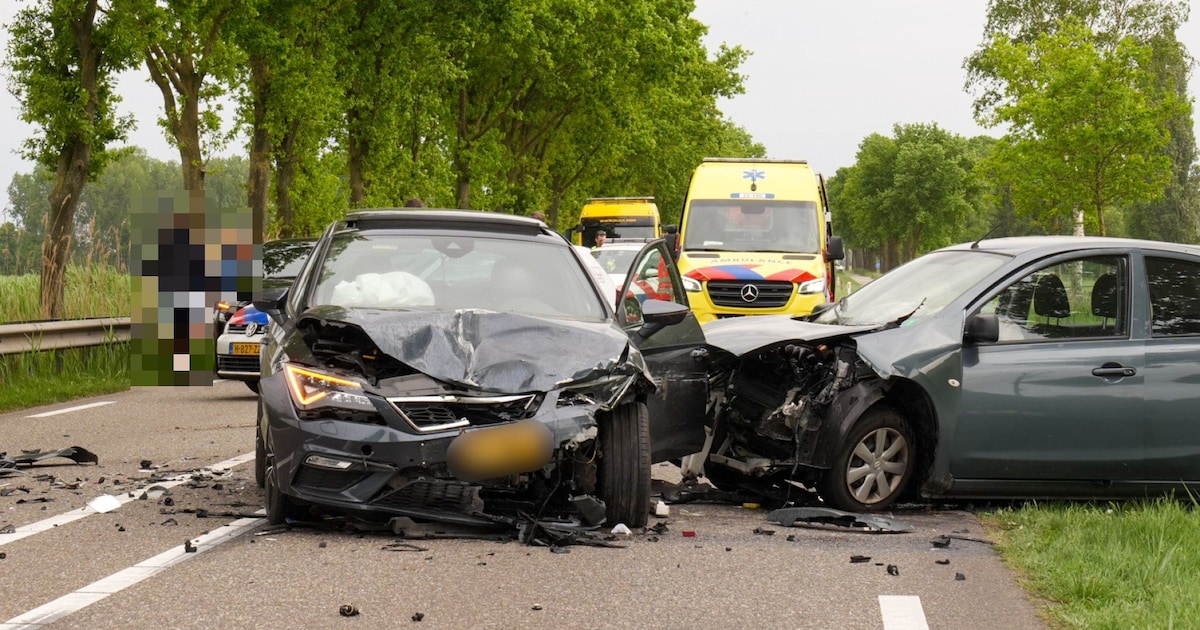 Vrouw zwaargewond bij frontale botsing met twee auto’s in Lierop | Someren | ED.nl