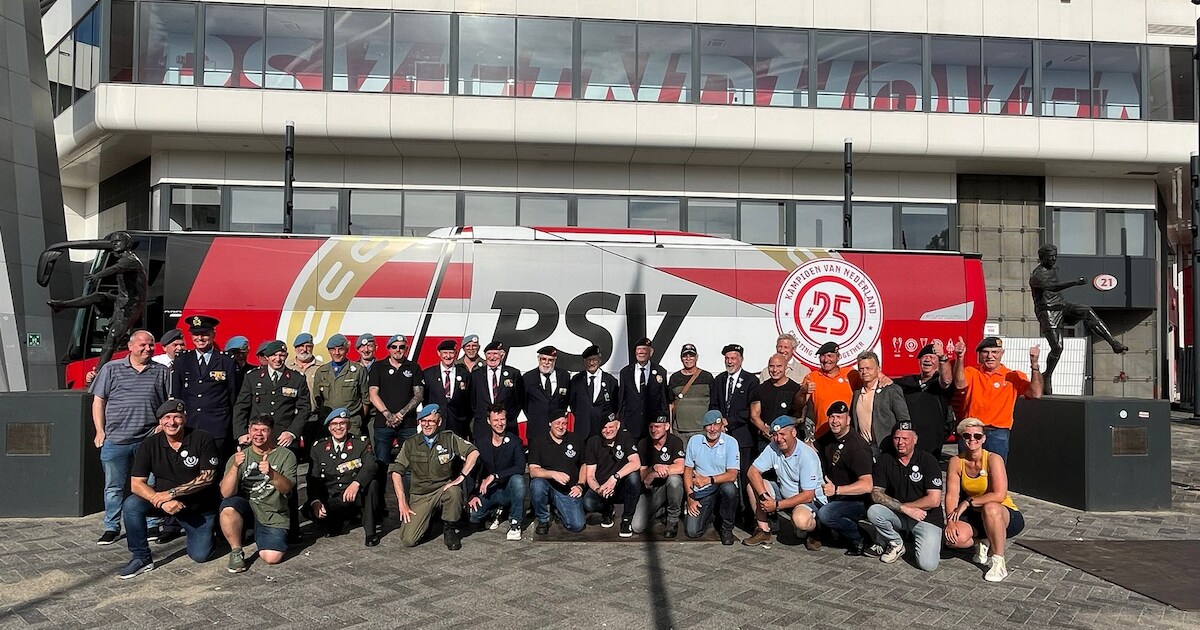 PSV-directeur toont respect aan veteranen, club staat spelersbus af ...