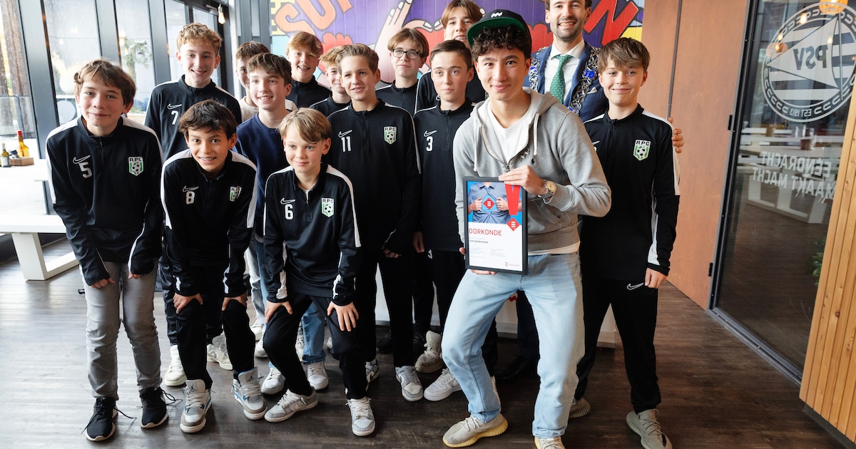 Tim Eerdmans overdonderd door jeugdlintje voor zijn inzet bij Stratumse voetbalclub RPC ...