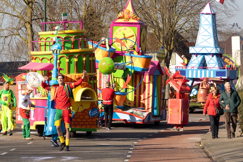 Voor het eerst spannende optochtontknoping en carnavalsbals in De Borgh ...