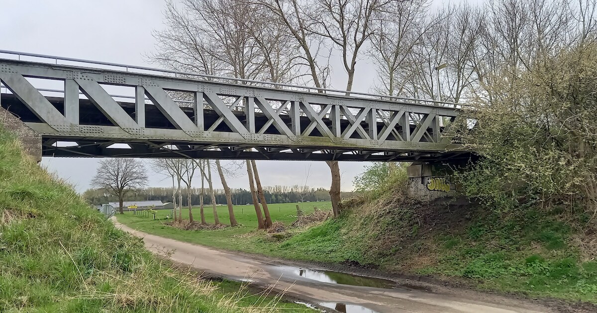 Uitleg over van alles en nog wat tijdens Dorpswandeling Drunen-West ...