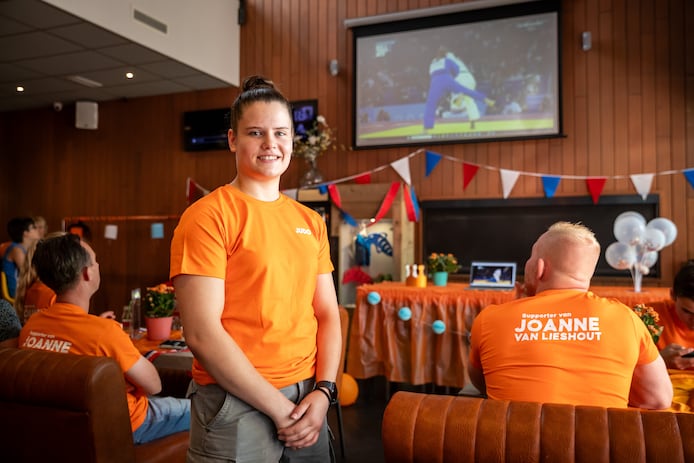 Maud (19) juicht op de club voor haar teamgenote Joanne van Lieshout: ‘Judo is hard, blijkt maar ...