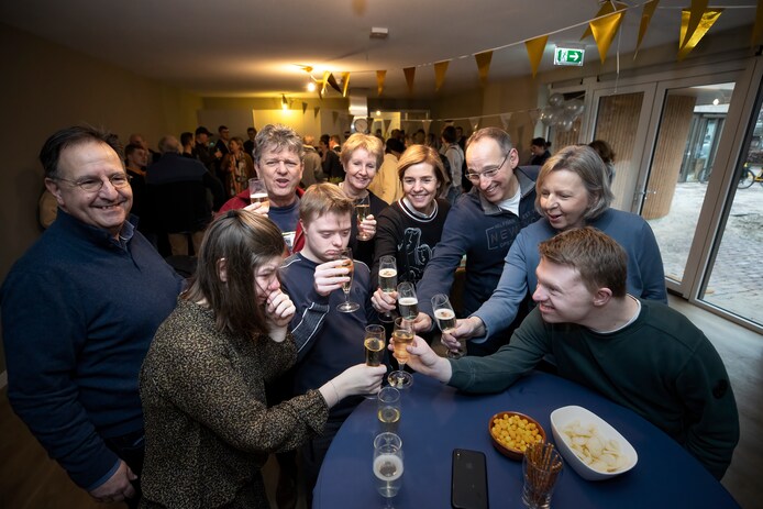 En dan is het eindelijk zover: de 14 bewoners brengen hun eerste nacht ...