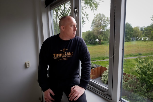 Edward (52) zit alleen in huis met 4 slaapkamers, maar mag niet ...