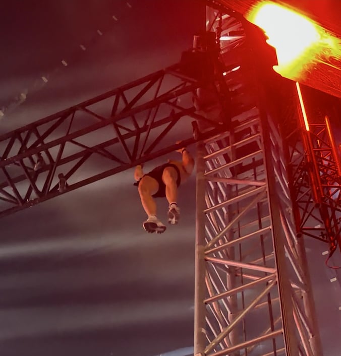 Bezoeker klimt 10 meter hoog in mast op Intents Festival en doet ...