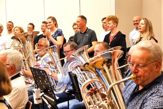 Na een biertje aan de bar staan fanfare, popkoor én gilde nu samen in ...