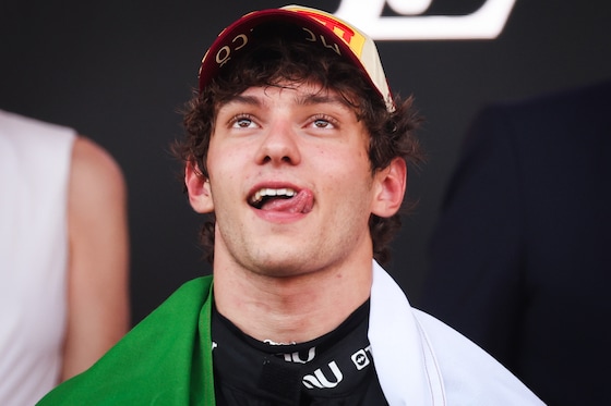Hoofdschuddende Max Verstappen komt ook in laatste training tekort ...